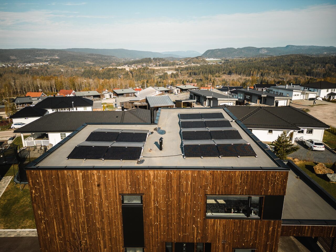 Lars installerte solcelleanlegg: – Artig å se at det kommer strøm inn ...